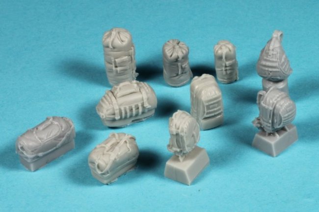 Pro Art Models 1/35 Modern military & civilian hanging backpacks